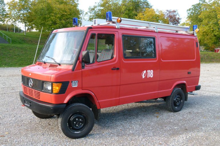 Mercedes 310 4x4 : Un van aménagé taillé pour l'aventure ! 🌍🏔️🌲